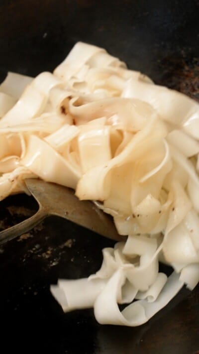 Beef Chow Fun (Beef Ho Fun) - 30 Min! (VIDEO) - CJ Eats Recipes